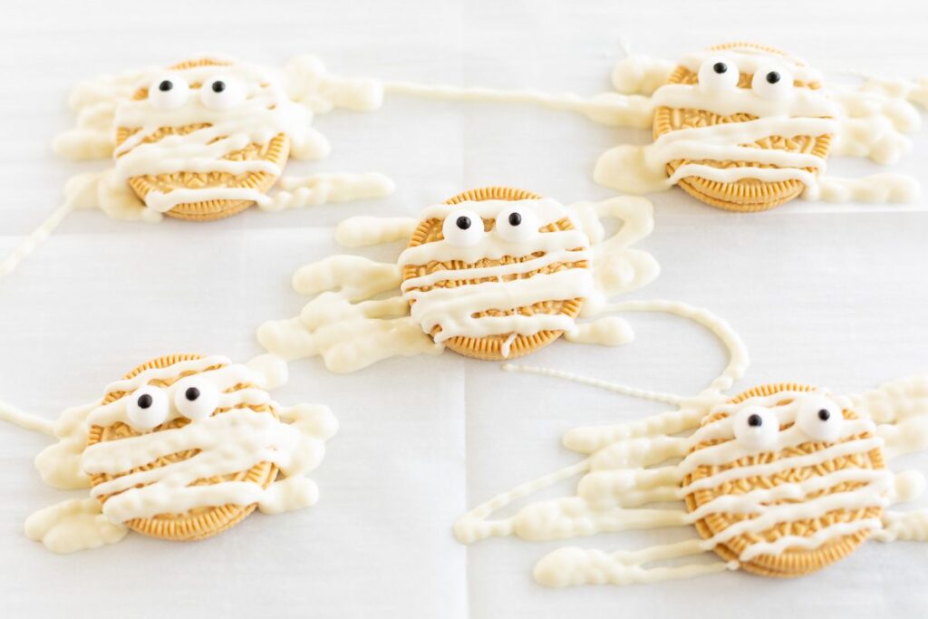 Easy Mummy Halloween Oreos | Easy Cookie Recipes