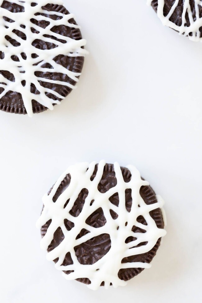 No Bake Oreo Spider Web Cookies | Easy Cookie Recipes