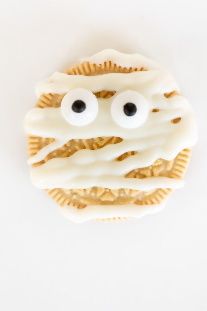 Easy Mummy Halloween Oreos | Easy Cookie Recipes