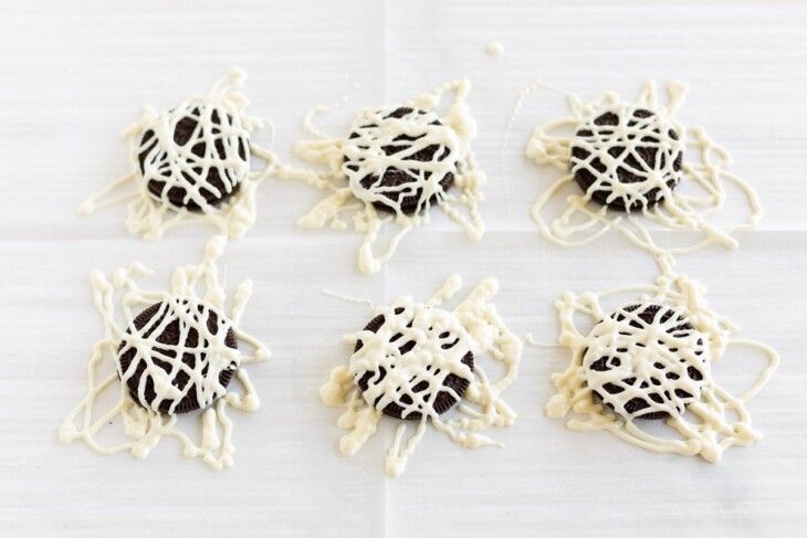 No Bake Oreo Spider Web Cookies | Easy Cookie Recipes