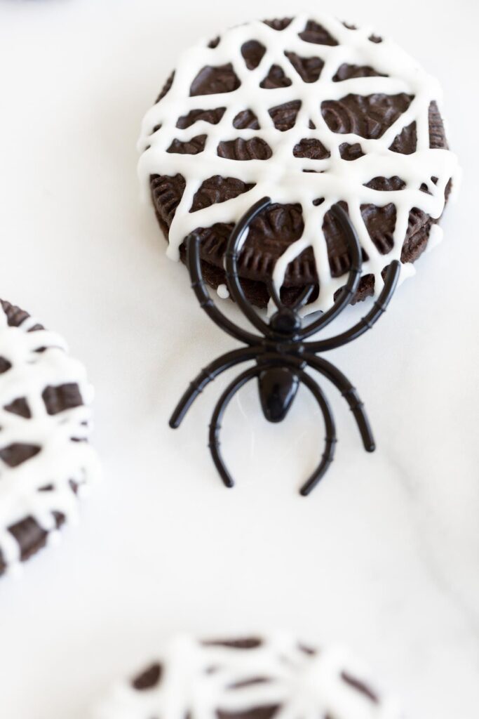 No Bake Oreo Spider Web Cookies | Easy Cookie Recipes