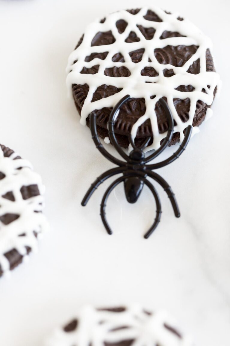 No Bake Oreo Spider Web Cookies | Easy Cookie Recipes