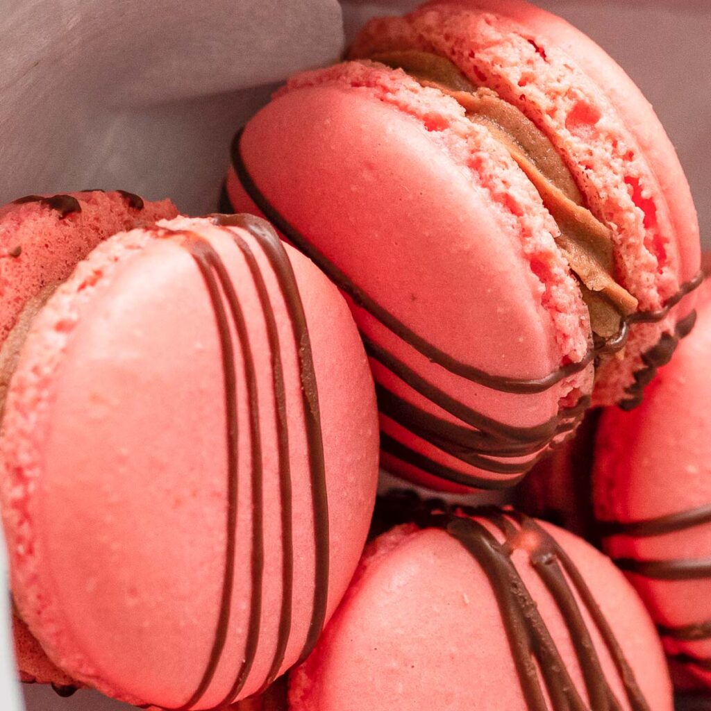 Chocolate Strawberry Macarons - Easy Cookie Recipes